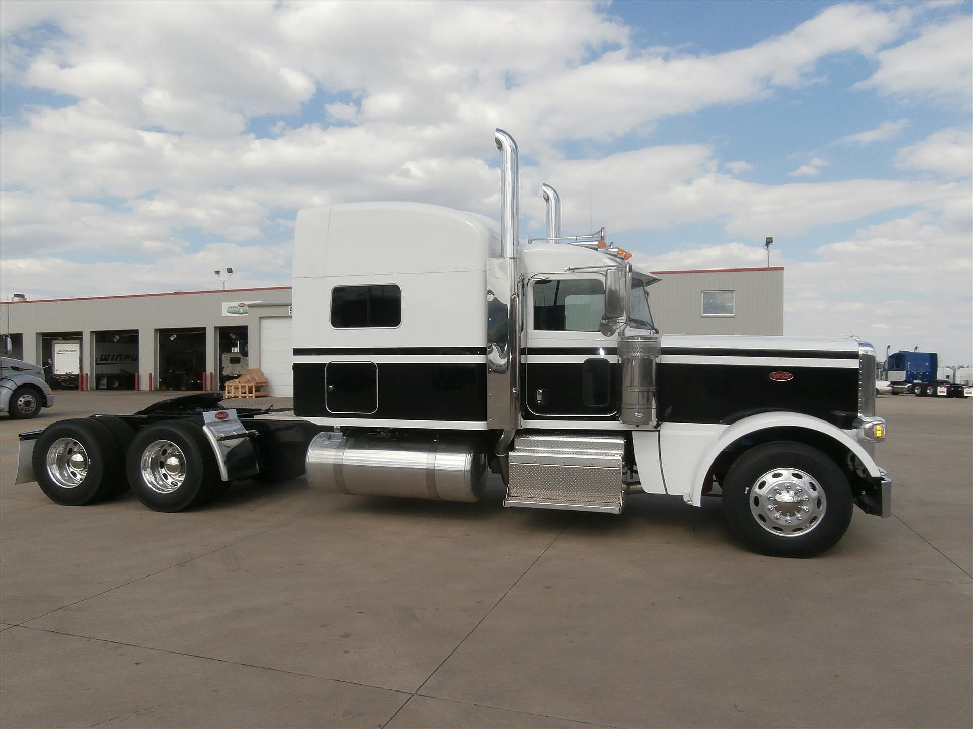 2017 Peterbilt 389 (For Sale) | 78" Sleeper | #17089