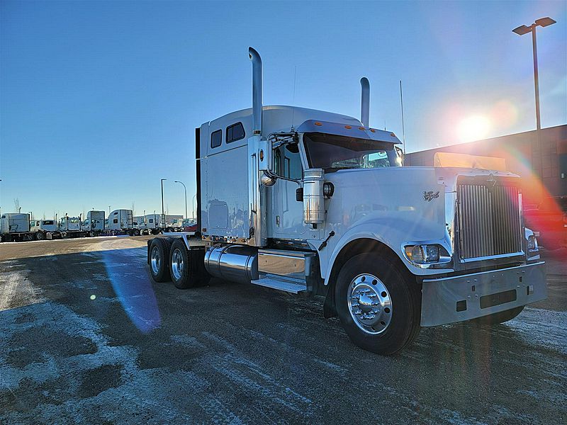 2018 International 9900 (For Sale) | 72" Sleeper | #577386C