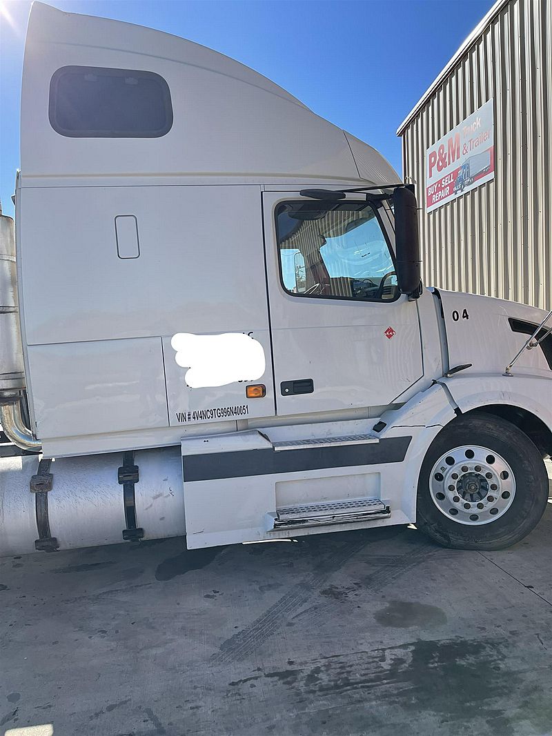 2006 Volvo VNL For Sale | Sleeper Truck | #JJ400519