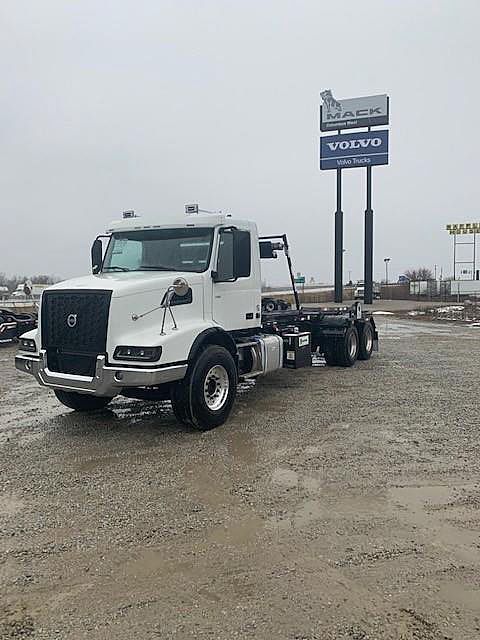 2022 Volvo VHD64B300 (For Sale) | Daycab Sleeper | #V305924