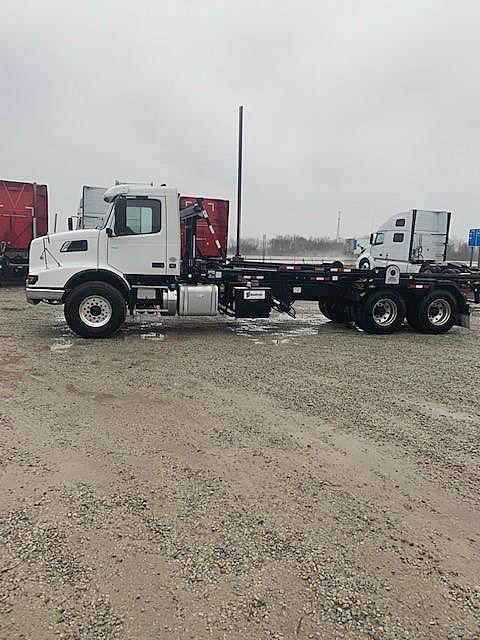 2022 Volvo VHD64B300 (For Sale) | Daycab Sleeper | #V305924