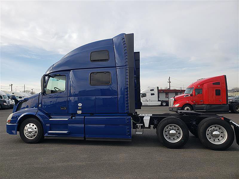 2017 Volvo VNL 780 (For Sale) | 77" Sleeper | #256401
