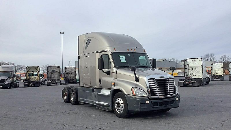 2017 Freightliner Cascadia For Sale | 72" Sleeper | #61172