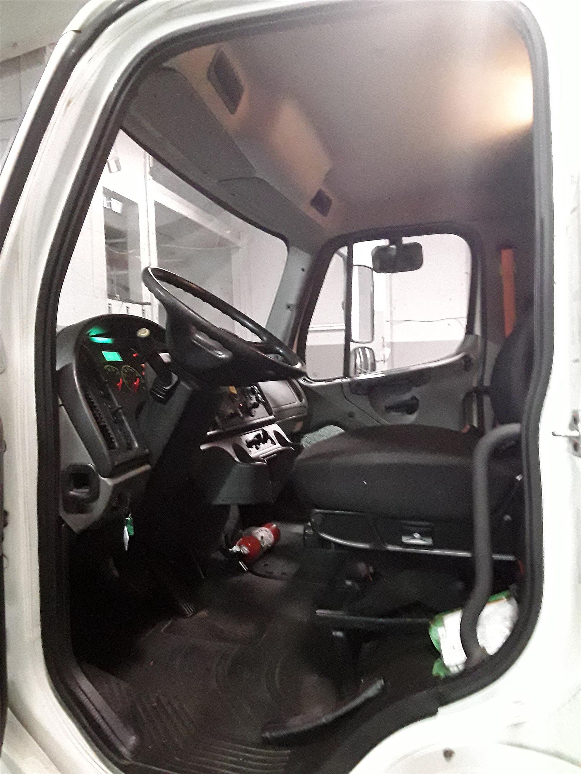 2017 Freightliner M2 106 (For Sale) | 26' Box | Non CDL | #662783