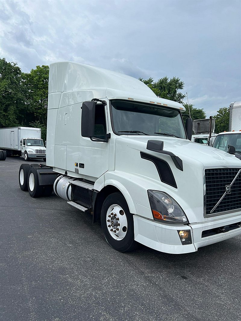 2014 Volvo VNL64T (For Sale) | 61" Sleeper | #538496