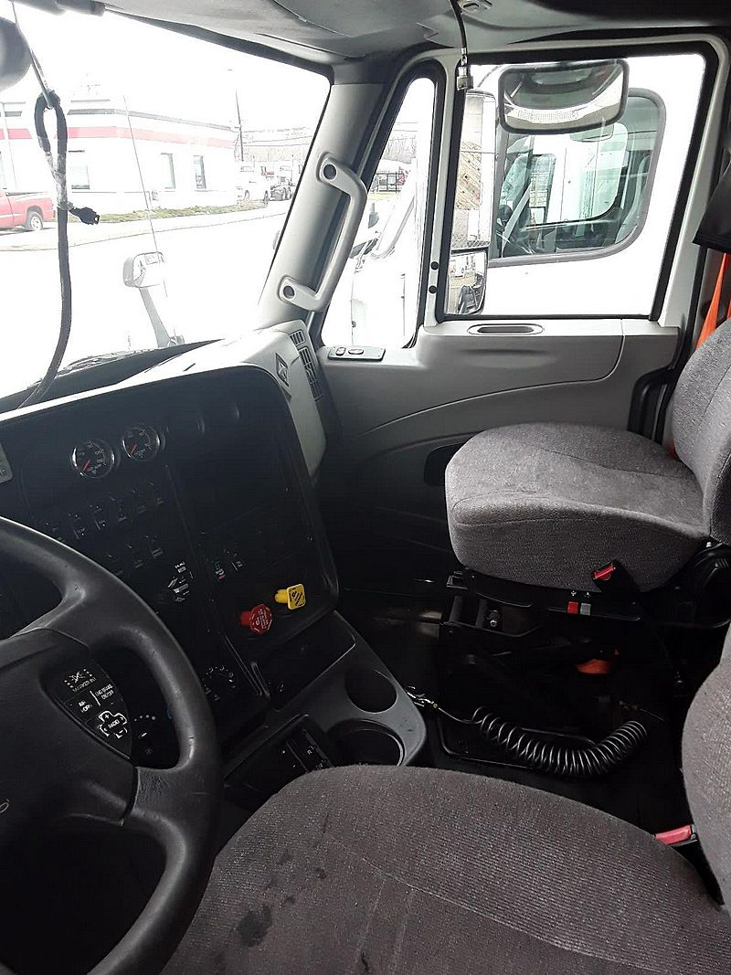 2016 Navistar International LT625 (For Sale) | 73" Sleeper | #655372