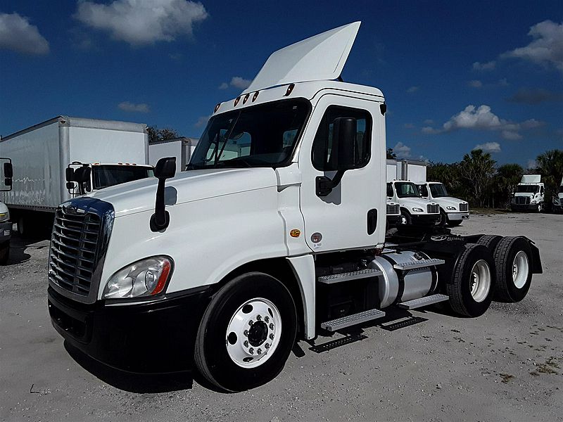 2015 Daycab Freightliner Cascadia 125