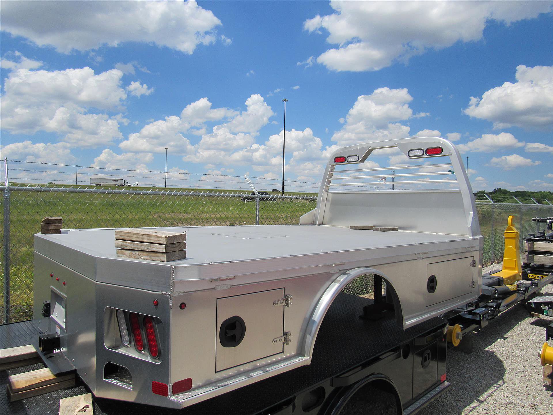 2023 DAKOTA BODIES WARRIOR SKIRTED FLATBED (For Sale) | Flatbed | #MV00350829