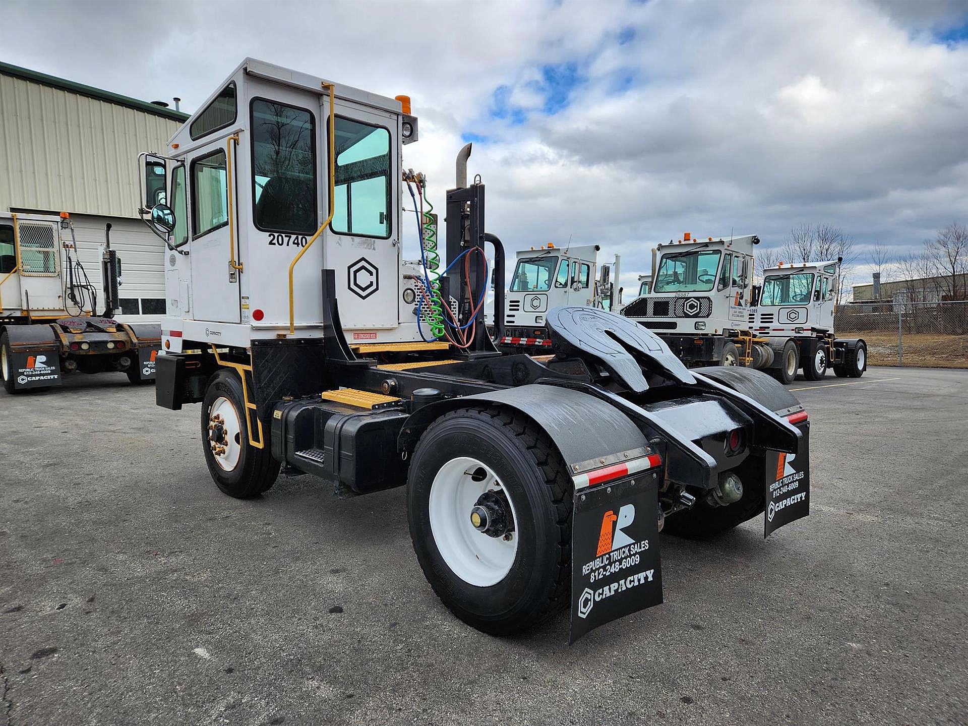 2009 Capacity TJ5000 (For Sale) | Yard Spotter | #KG0740