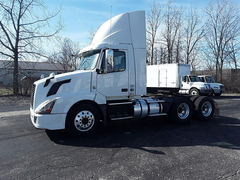 2017 Volvo VNL64T For Sale | Day Cab | #672306
