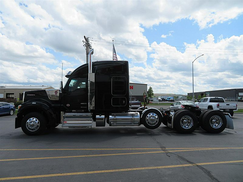2025 Kenworth W990 (For Sale) | 76" Sleeper | #122673 * Stock