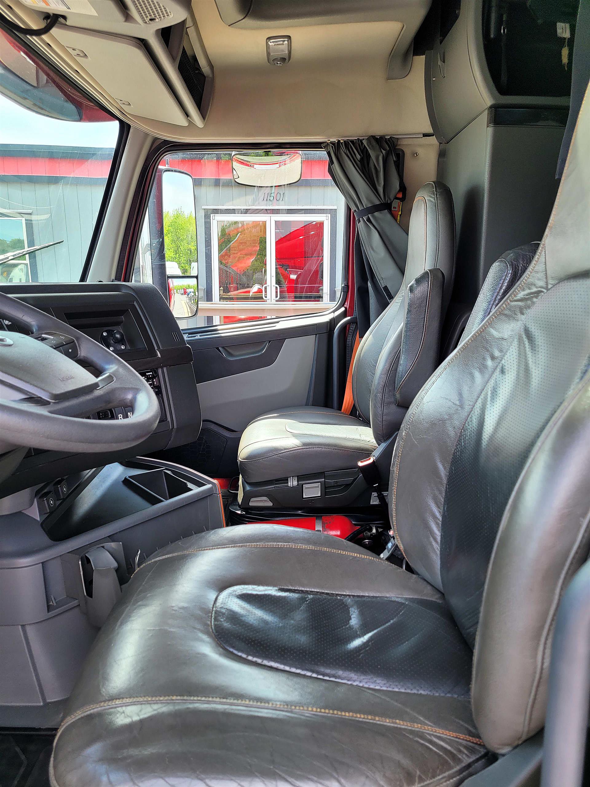 2018 Volvo VNL64 T 860 For Sale | 73" Sleeper | #781086