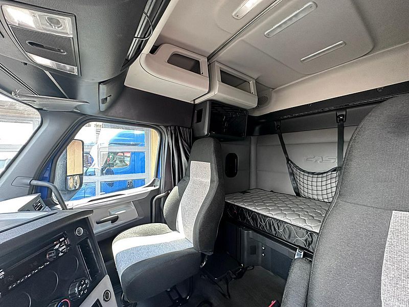 2019 Freightliner Cascadia Interior