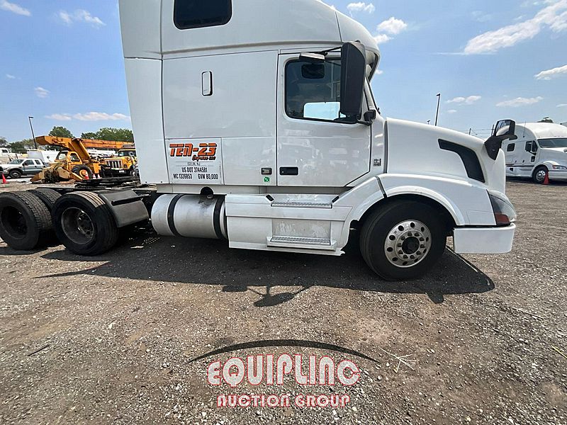 2015 Volvo VNL 670 (For Sale) | Sleeper Truck | #DKF931305