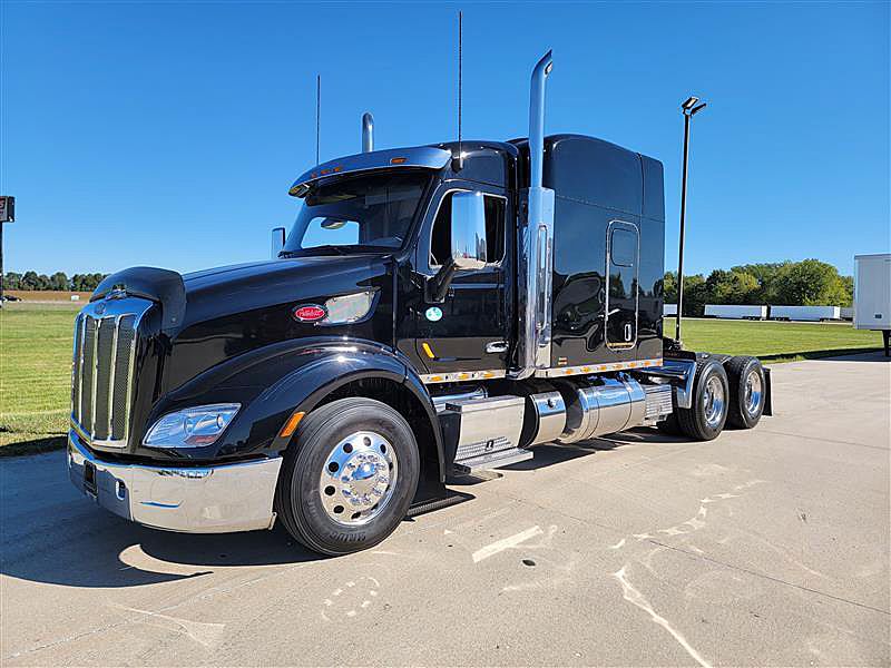 2016 Peterbilt 579 For Sale | 70" Sleeper | #261464