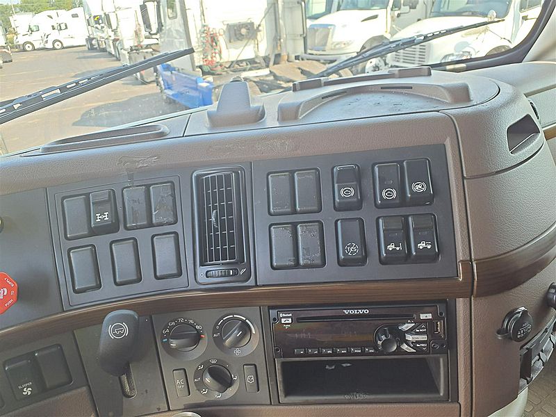 2018 Volvo VNL64T For Sale | 61" Sleeper | #684996
