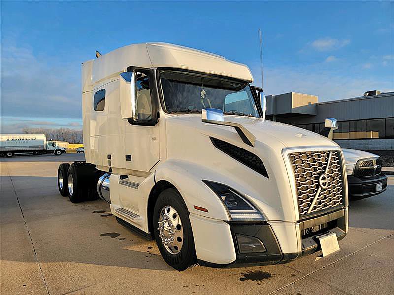 2019 Volvo VNL 740 For Sale | 70" Sleeper | #262164