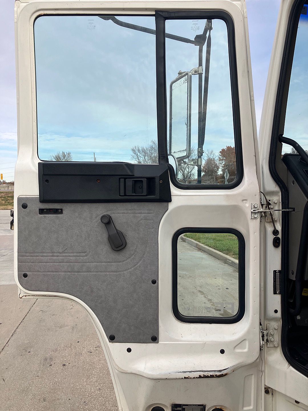 1997 Volvo FE42 (For Sale) | Day Cab | #VR476951A