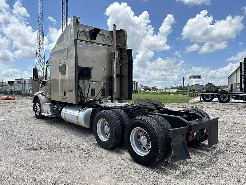 2017 Peterbilt 579 For Sale | Mid Roof Sleeper Sleeper | #418573