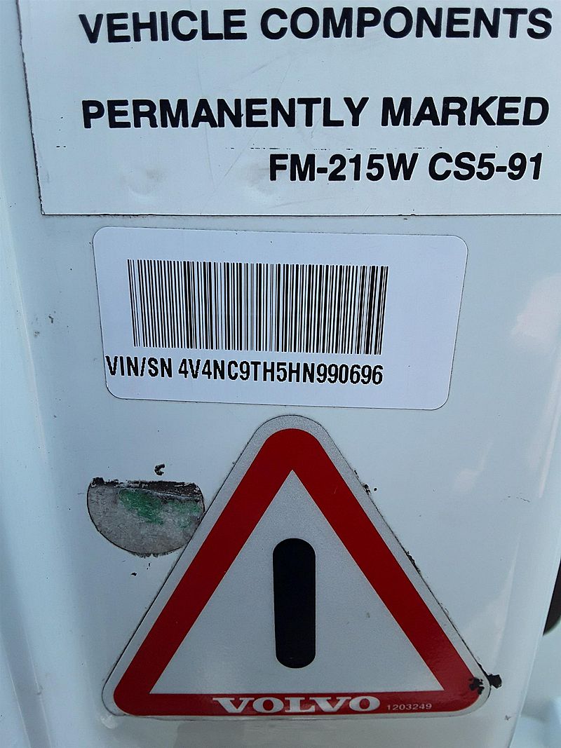 2017 Volvo VNL64T (For Sale) | 61" Sleeper | # 672344