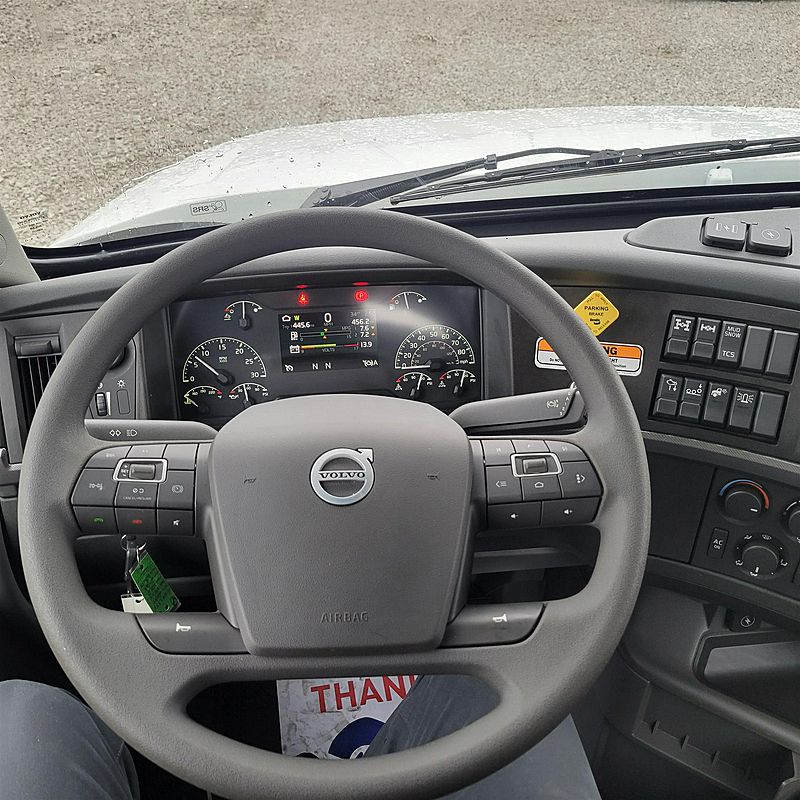 2024 Volvo VHD64B300 For Sale | Daycab Sleeper | #V643385