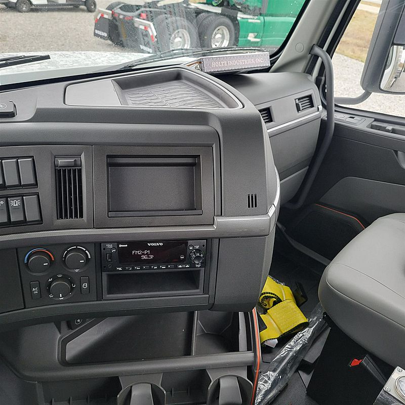 2024 Volvo VHD64B300 For Sale | Daycab Sleeper | #V643385