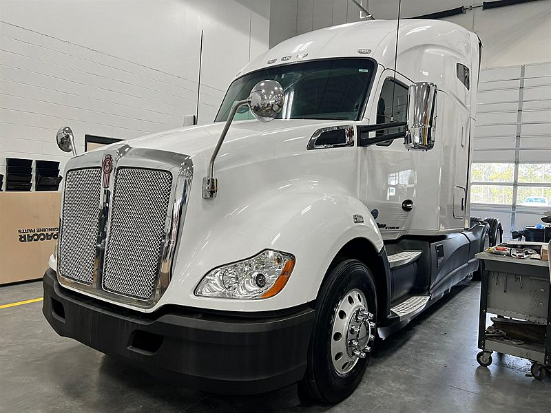2015 Kenworth T680 (For Sale) | 76" Sleeper | #0560425