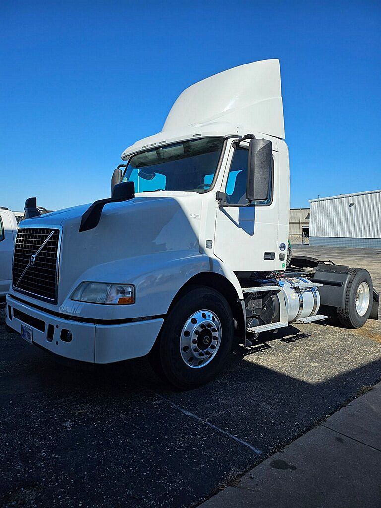 2018 Volvo VNM 42T For Sale | Day Cab | #2080010