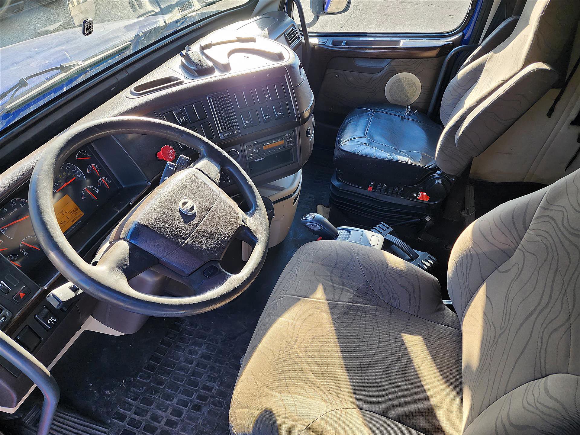 2013 Volvo VNL 730 (For Sale) | 77" Sleeper | #100