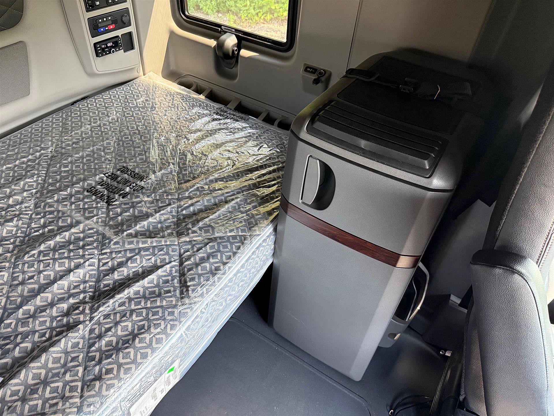 2025 International HX520 For Sale | 73" Sleeper | #SN500975