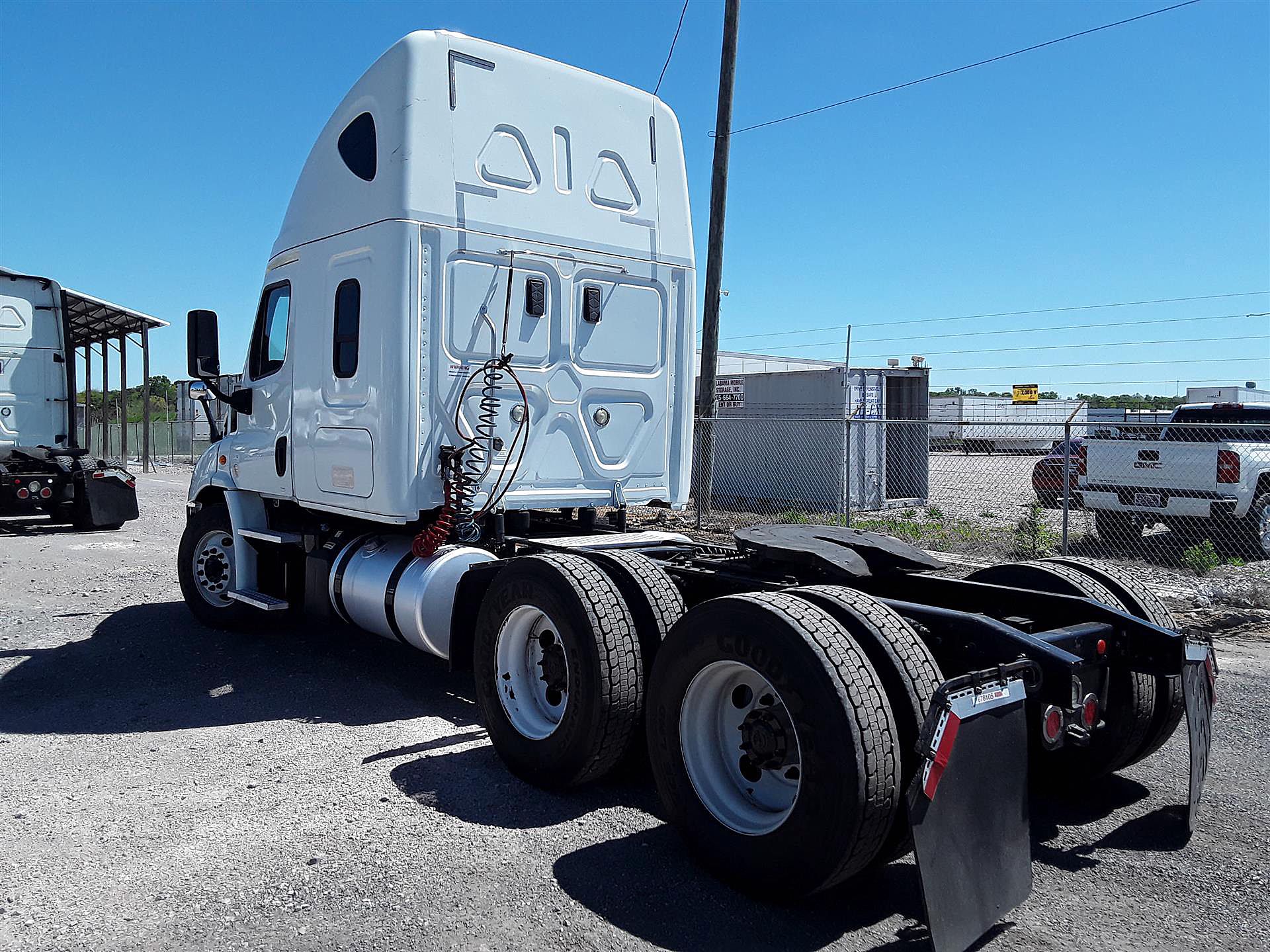2017 Freightliner CASCADIA 113 (For Sale) | 60" Sleeper | #676105
