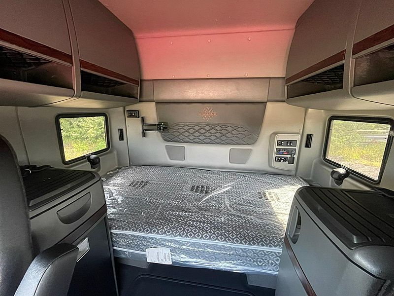 2025 International HX520 (For Sale) | 73" Sleeper | #SN685315