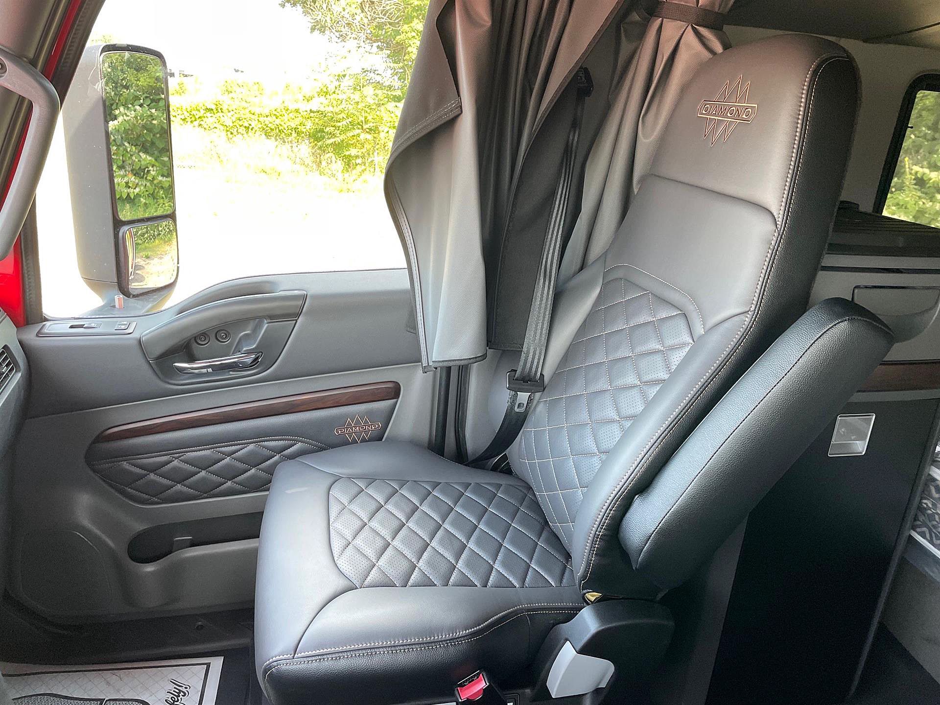 2025 International HX520 (For Sale) | 73" Sleeper | #SN685315