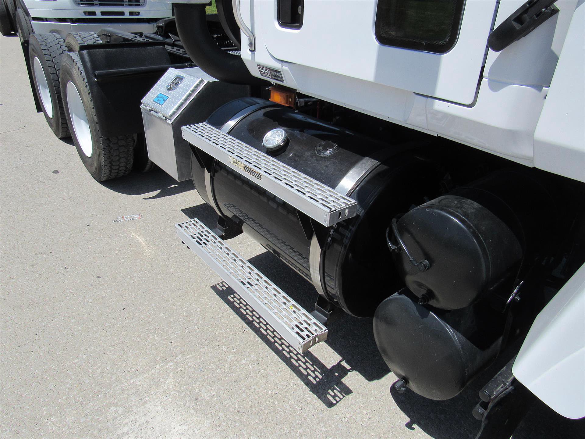 2005 Mack Pinnacle CHN613 For Sale | Day Cab | # 9511