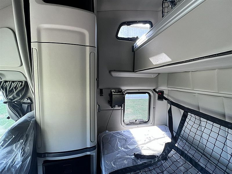 2025 Peterbilt 579 (For Sale) | 80" Sleeper | #SD748070