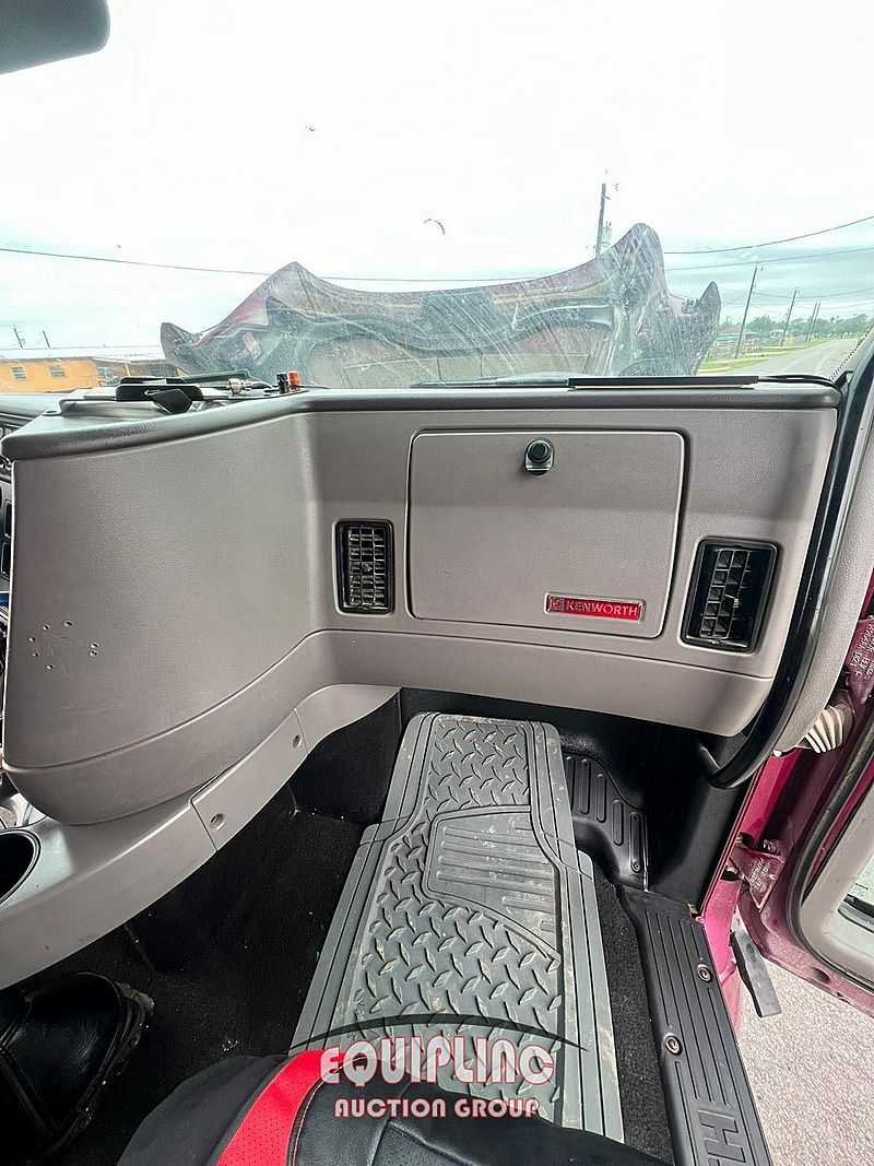 2011 Kenworth T700 For Sale | Sleeper Truck | #CJB295602