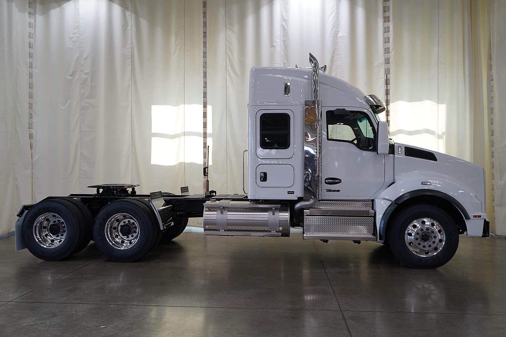 2025 Kenworth T880 For Sale | 52" Sleeper | #0584985