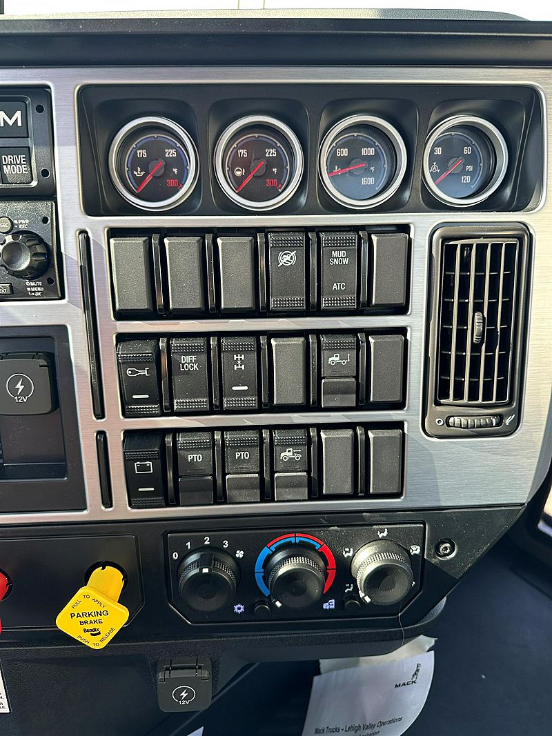 2025 Mack Pinnacle PI64T M778 For Sale | Daycab Sleeper | #M017108