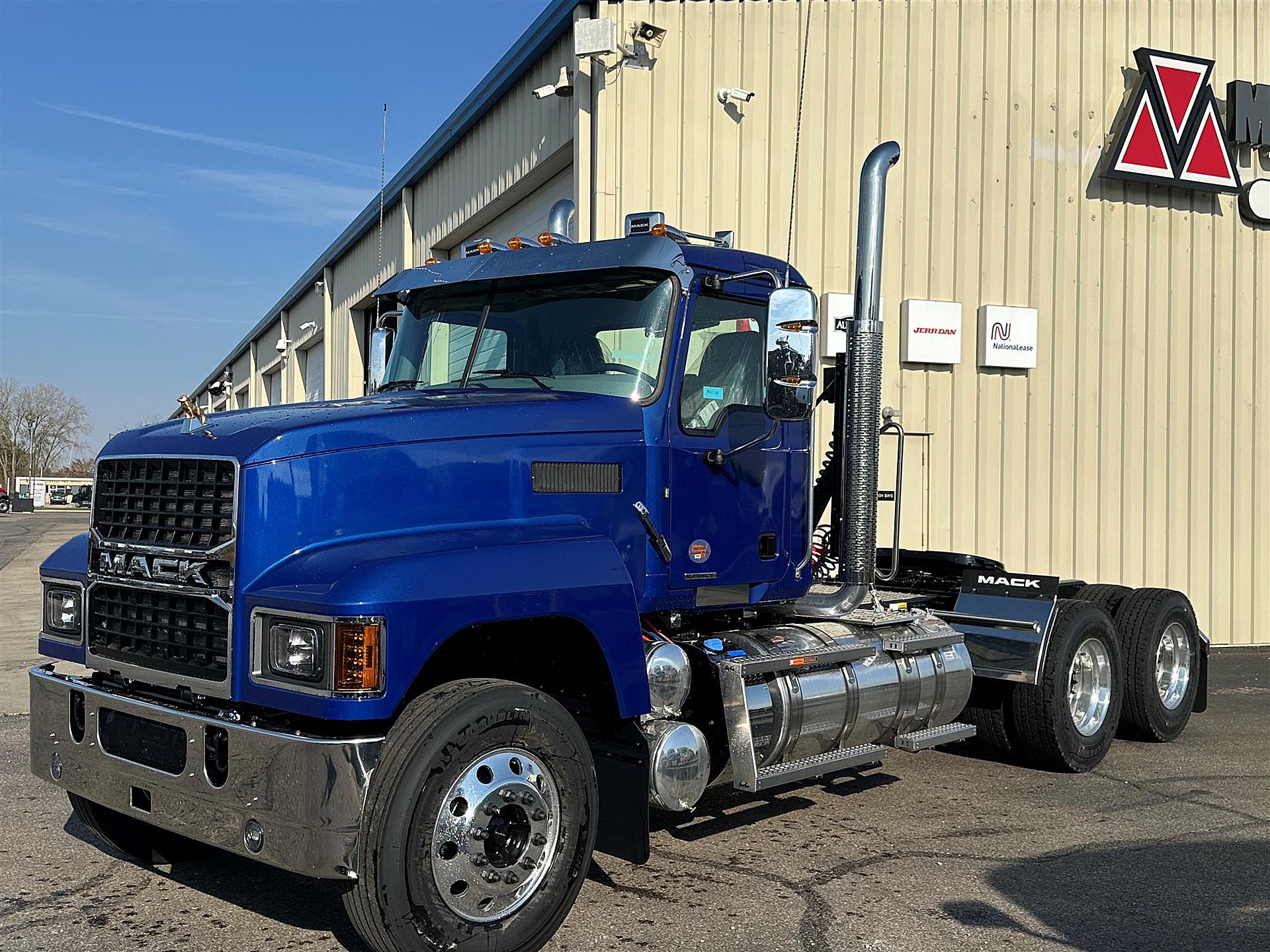 2025 Mack Pinnacle PI64T M778 For Sale | Daycab Sleeper | #M017108