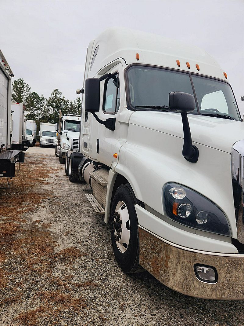 2017 Freightliner CASCADIA 125 For Sale | 60" Sleeper | #667680