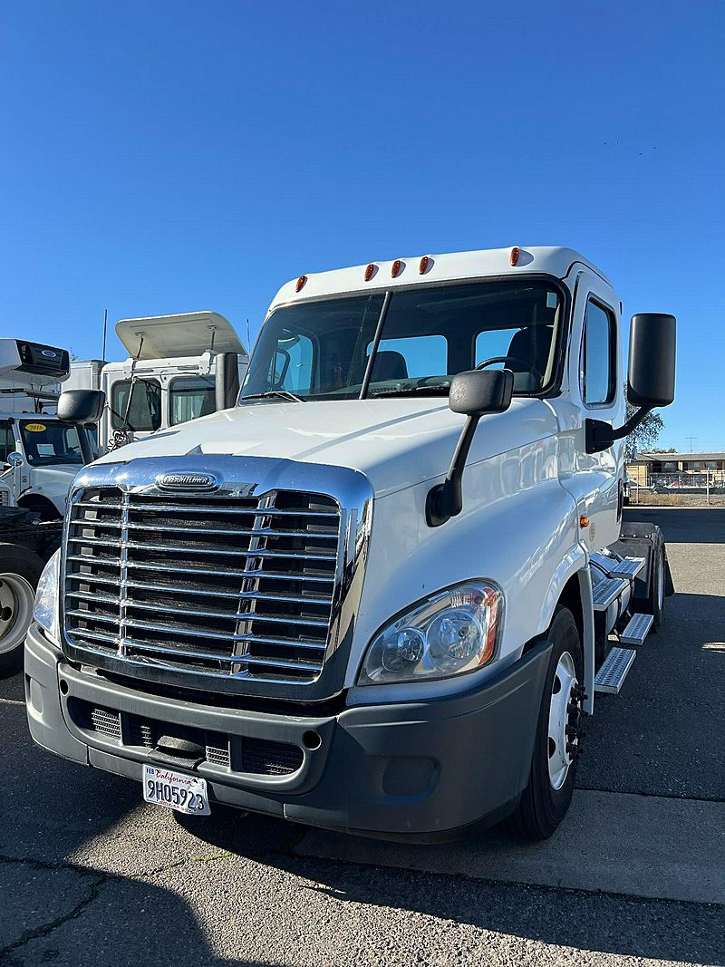 2018 Freightliner FLT8664T For Sale | Day Cab | #749602