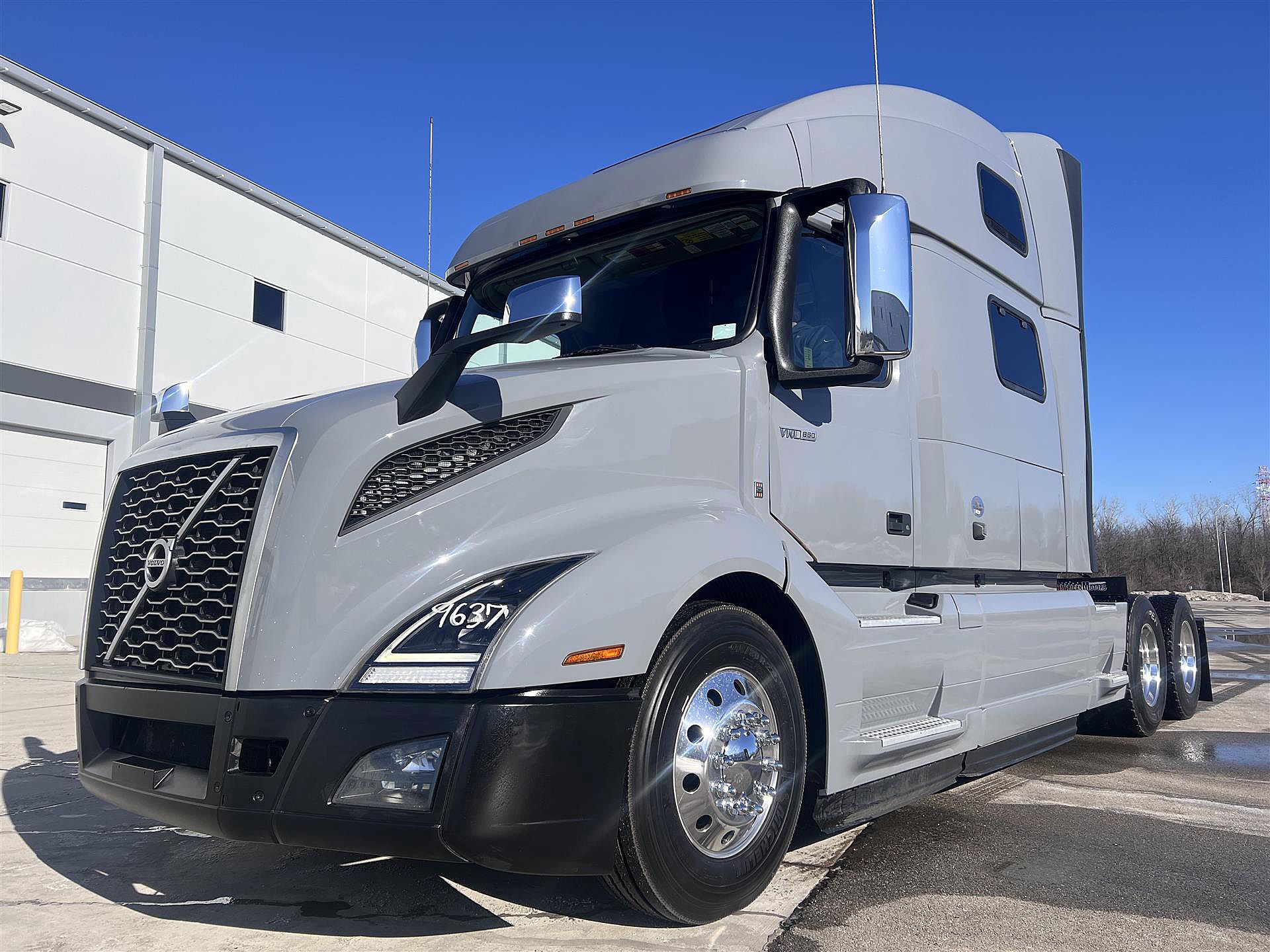 2022 Volvo VNL 860 For Sale | 77" Sleeper | #9637