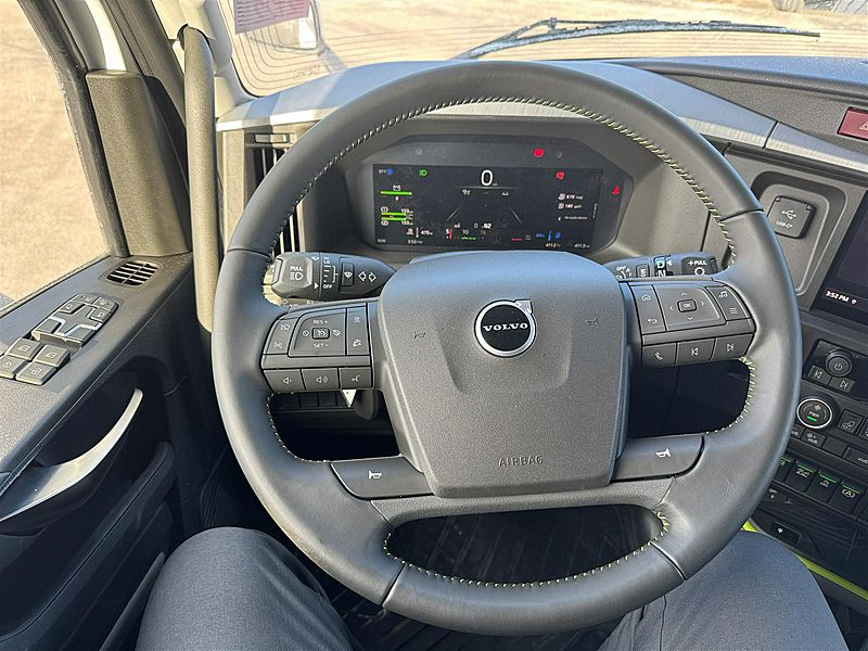 2025 Volvo VNL 860 For Sale | 74" Sleeper | #V693641