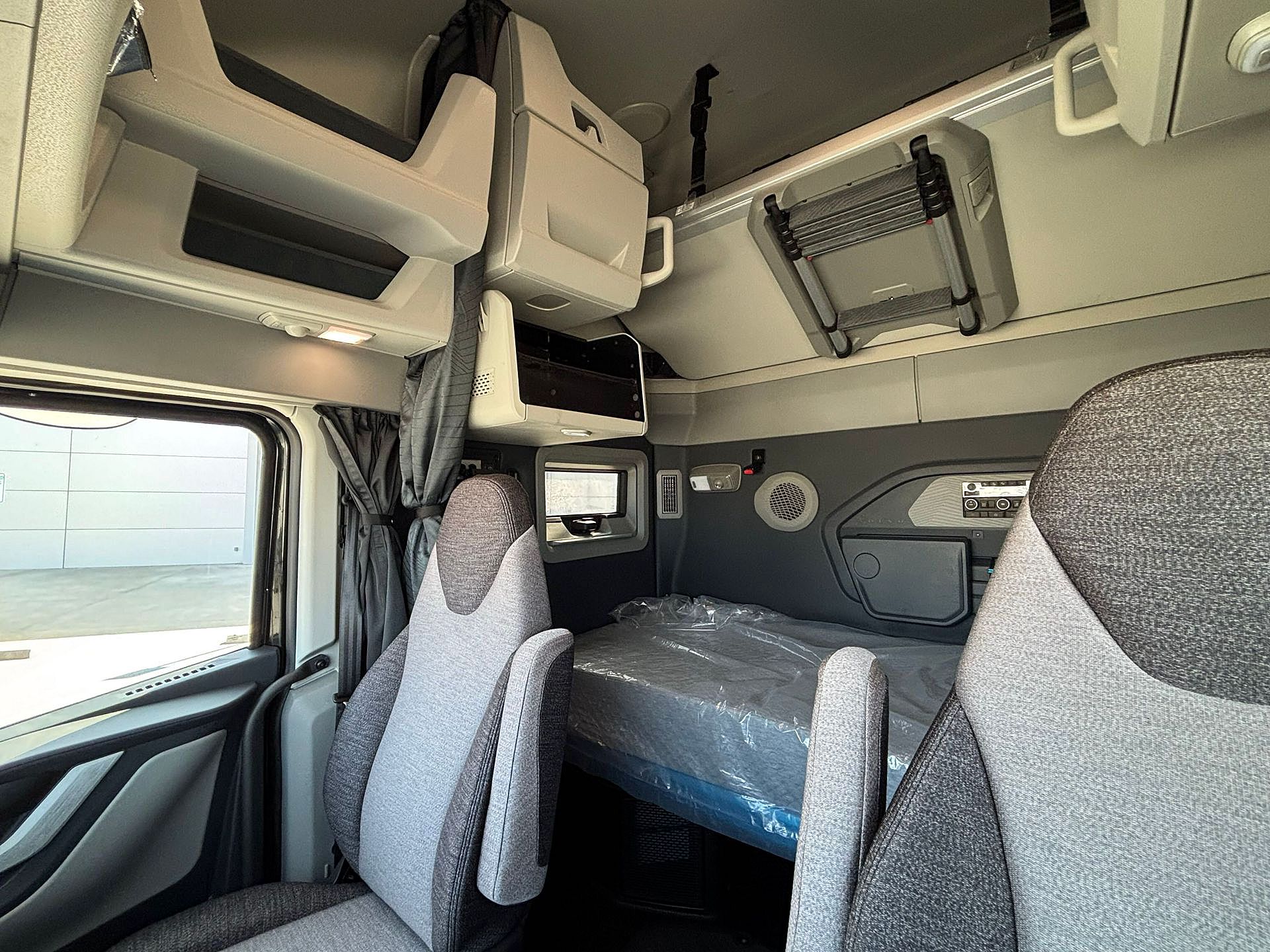 2025 Volvo VNL 860 For Sale | 74" Sleeper | #V693445