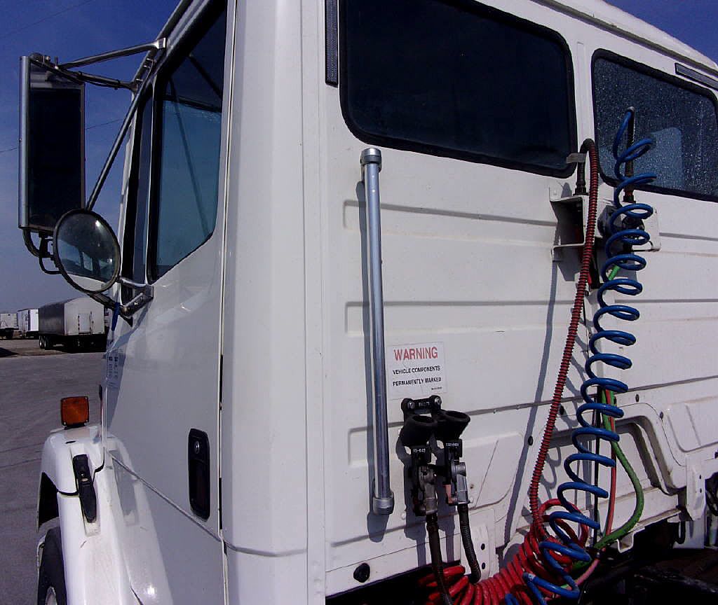 2002 Freightliner FL70 For Sale | Semi Truck | #18495