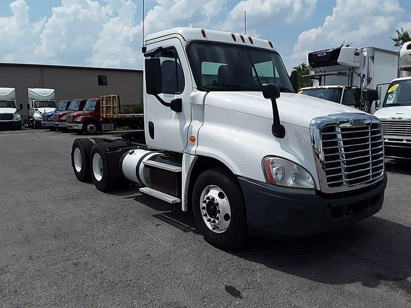 2015 Daycab Freightliner Cascadia 125
