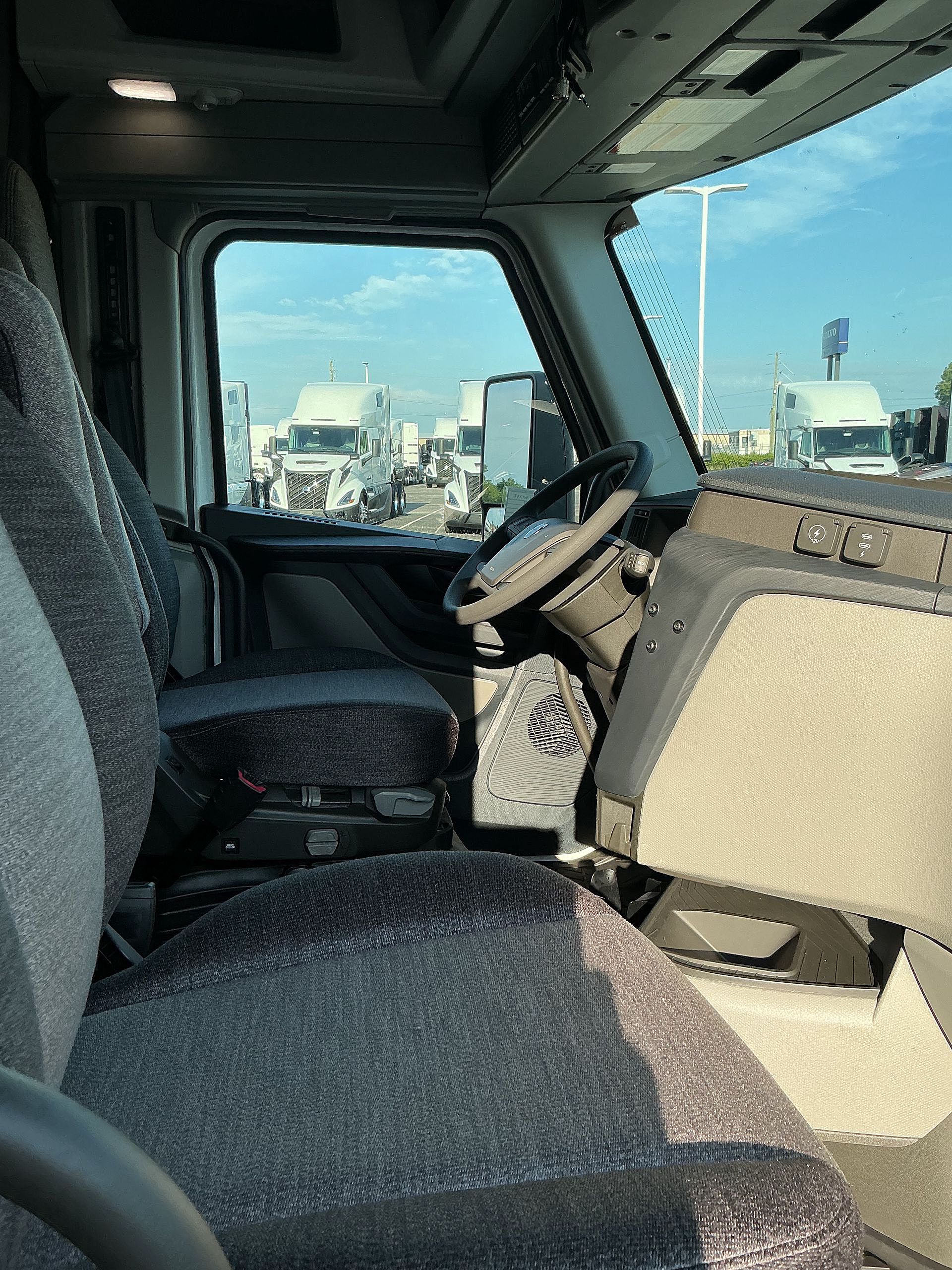 2026 Volvo VNL 860 For Sale | 77" Sleeper | #V710729